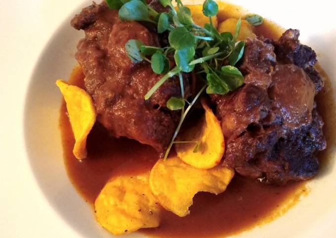 Cola de vaca con chips de camote Receta de Cristian Fernández- Cookpad