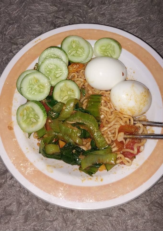 Resep Mie Goreng Telur Rebus Setengah Matang Aini'Cooking oleh Aini - Cookpad