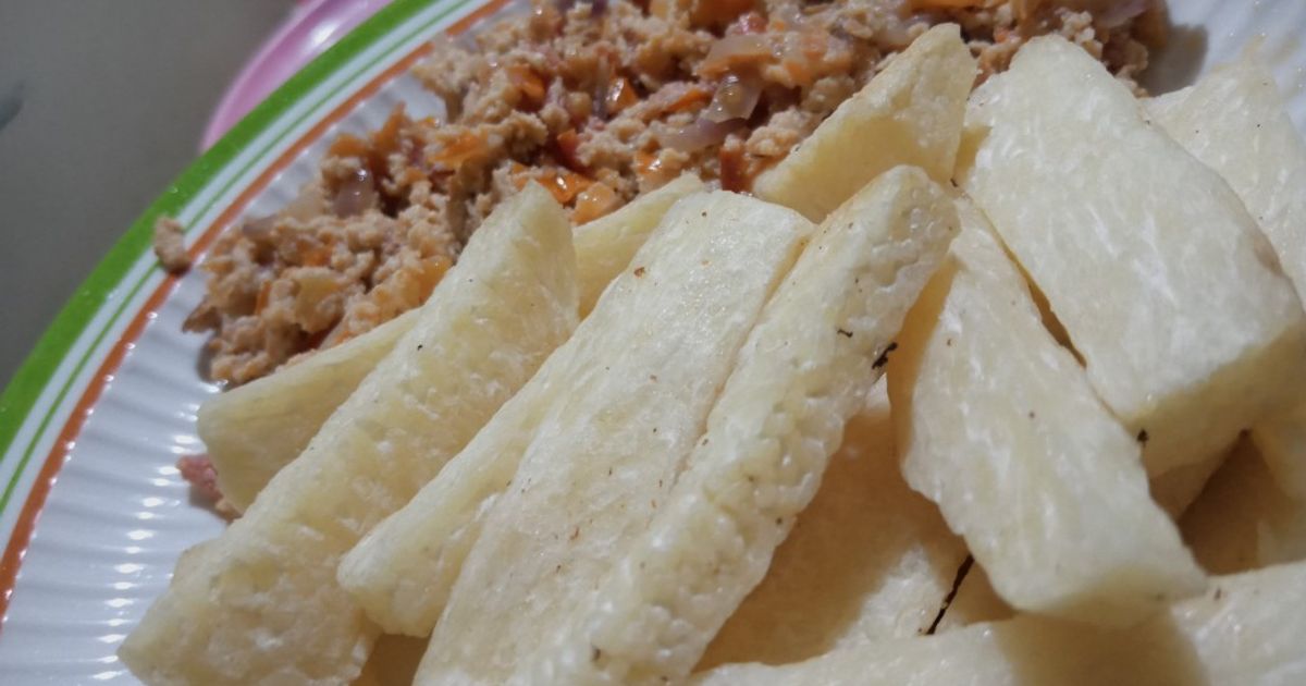 Fried Yam And Egg Source Recipe by Balkisu Abba Muhammad - Cookpad