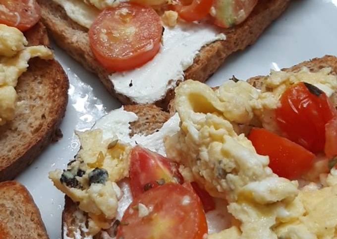 Tostadas integrales con huevo, queso, tomate y leche 🤤 Receta de ...