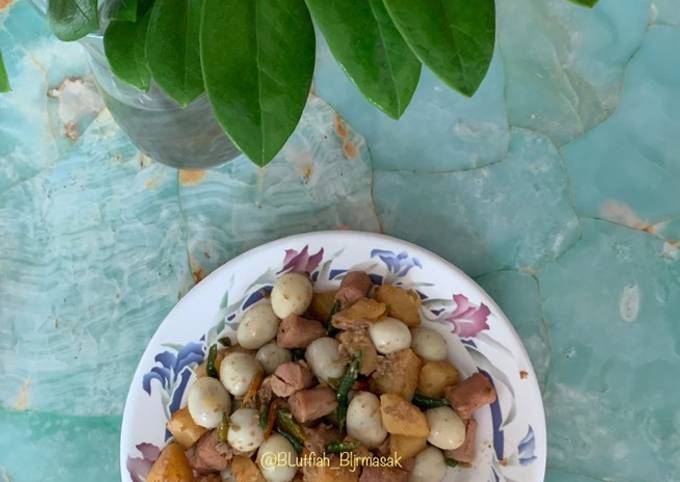 Resep Tumis Kentang Sosis Telur puyuh oleh B Lutfiah - Cookpad