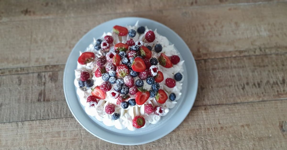 La Pavlova Fruits Rouges de metsdamour - Cookpad