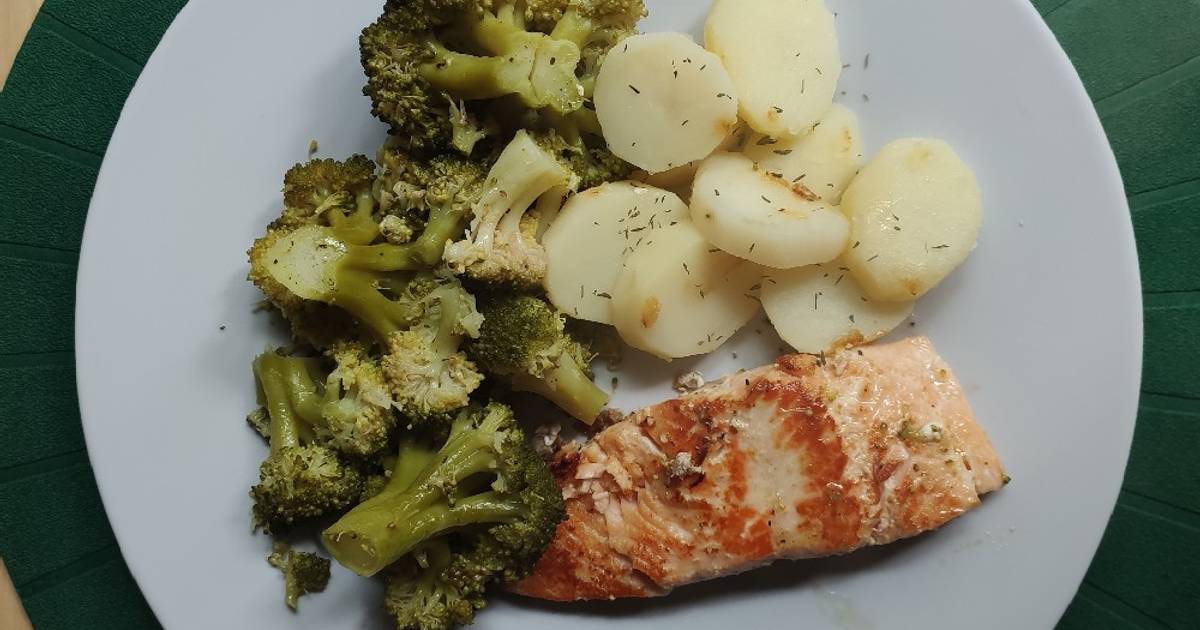 Salmón con patatas y brócoli Receta de Belén- Cookpad