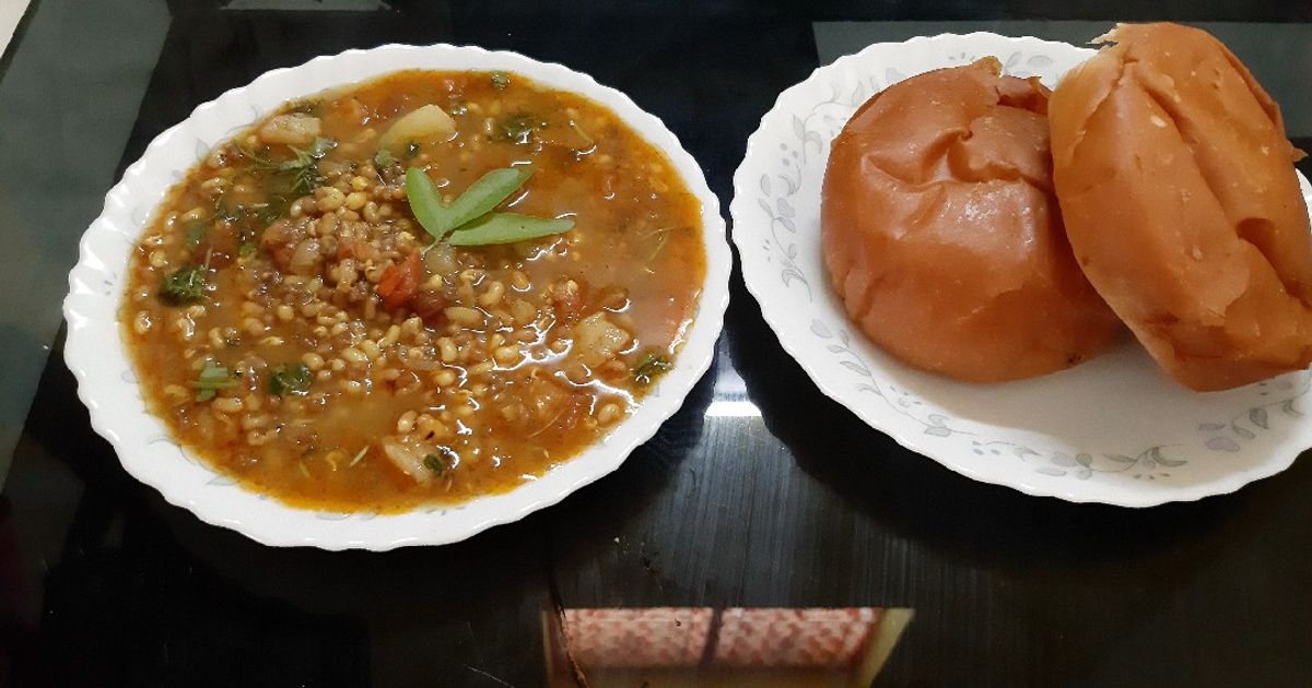 Mix Sprouts Misal Pav Recipe by Bhagyashree Manjre - Cookpad