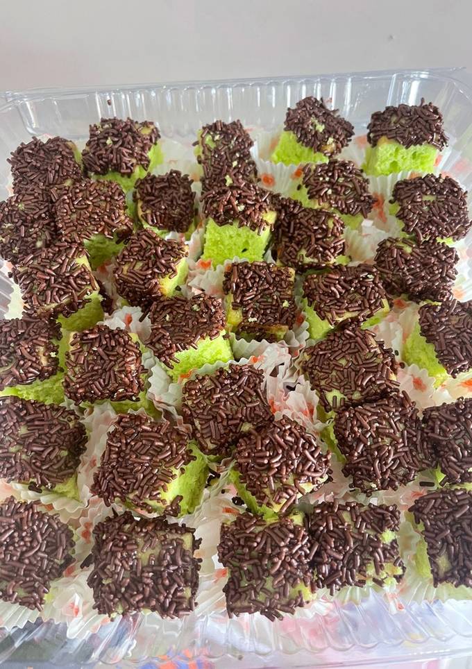 Resep Bolu pandan kukus / cake potong pandan toping mesis oleh Yuliana ...