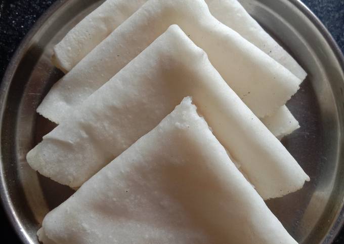 तांदळाची भाकरी (tandalachi bhakari recipe in marathi) रेसिपी Anjali ...