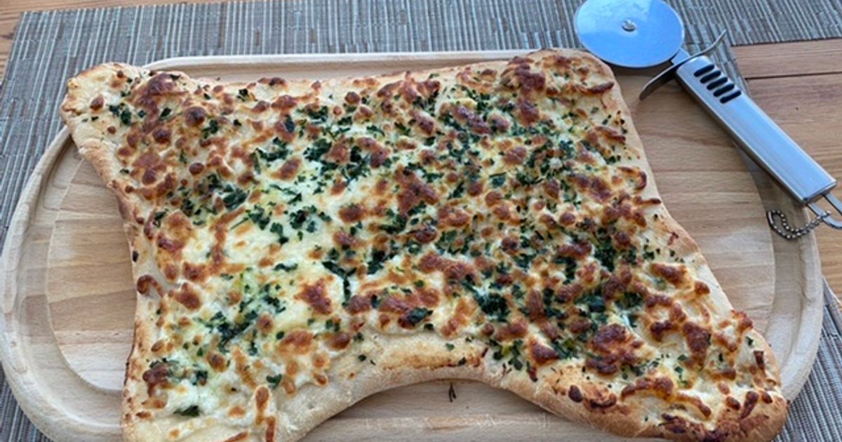 Cheesy Garlic Bread Recipe by Steve Meynell - Cookpad