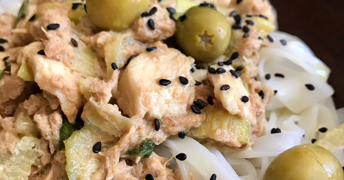 Fideos De Arroz Con Salsa De Apio, Atún Y Aceitunas Receta de Vianca ...
