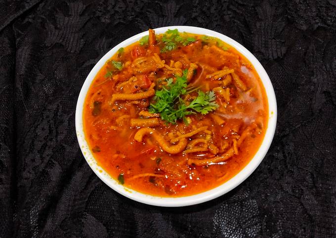 Kathiyawadi Sev Tomato Sabji Recipe by Juhi Sewani 💕 - Cookpad