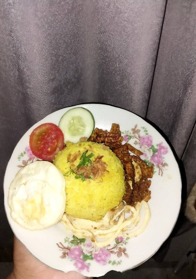 Resep Nasi Kuning Telor Ceplok Aini'Cooking oleh Aini - Cookpad