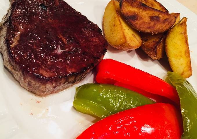 Marha steak burgonyával és sült paprikával | Antónia Kovács receptje ...