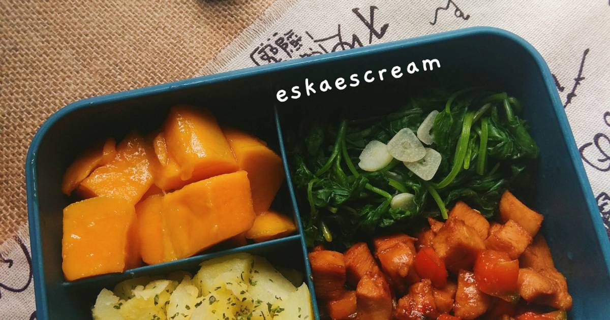 Resep Bento Diet Kentang Mentega, Ayam Paprika Dadu dan Tumis Bayam ...
