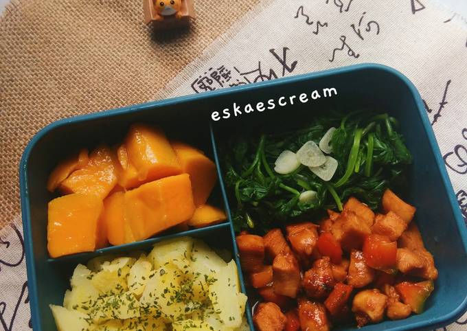 Resep Bento Diet Kentang Mentega, Ayam Paprika Dadu dan Tumis Bayam oleh Santi Kartika - Cookpad