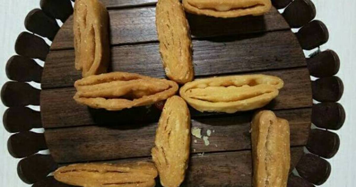Layered Mathri Recipe by Mridula Bansal - Cookpad