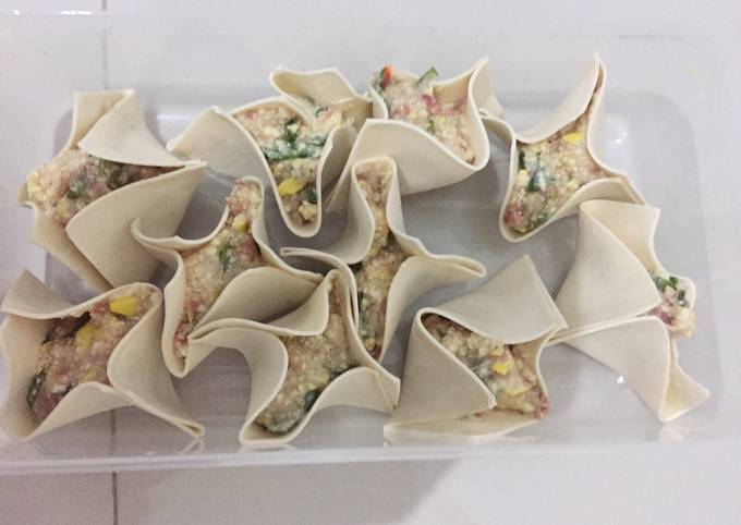 Resep Pangsit kukus tahu kornet oleh riri mulyawati - Cookpad