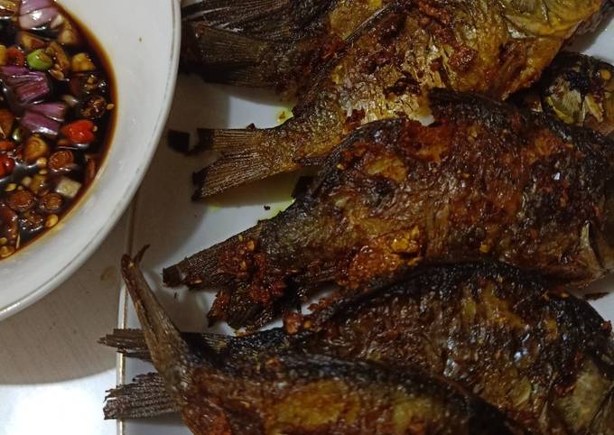 Resep Ikan mas goreng sambal kecap oleh cucu lisnawati - Cookpad