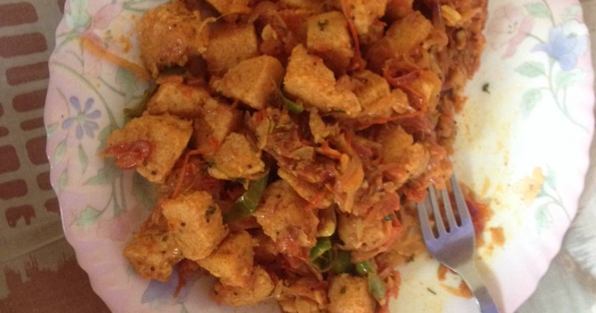Fried Idlies in Tomato curry Recipe by Vignesh Karthikeyan - Cookpad