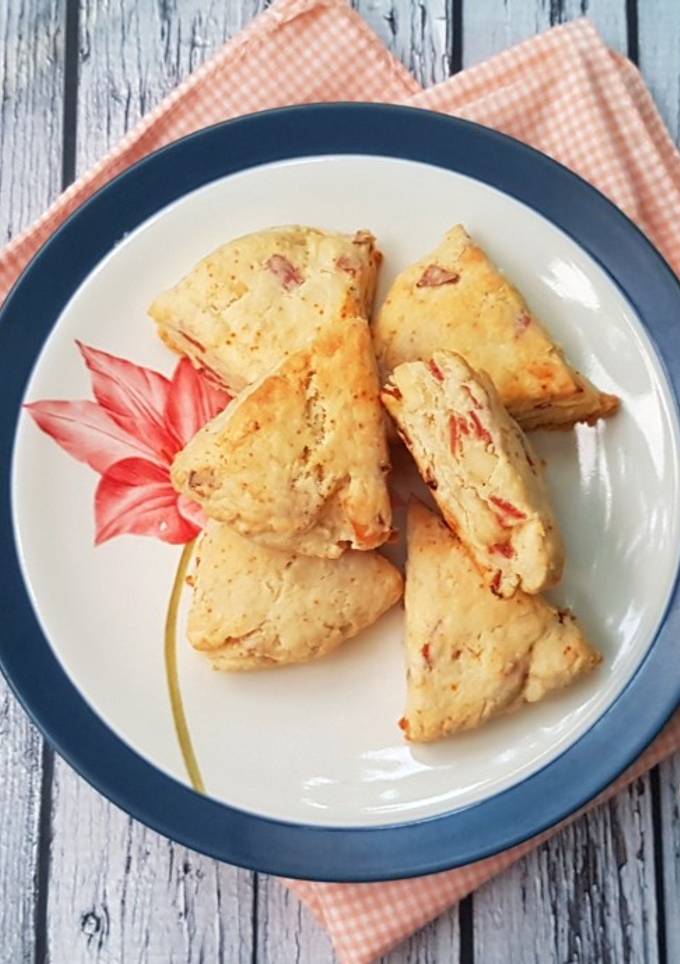 Resep Savory Scone (keju + daging asap) oleh Tituk SK - Cookpad