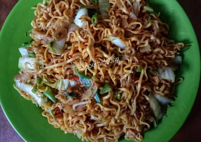 Resep Mie goreng sayuran bumbu iris oleh Tita dapoerhideung - Cookpad