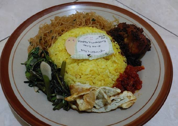 Resep Nasi kuning simple rice cooker oleh HetiRa Nurhasanah - Cookpad