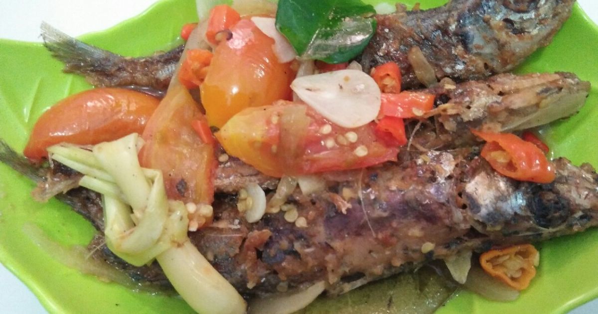 Resep 15. Ikan Kembung Masak Tomat oleh pretty.khoirunnisa - Cookpad