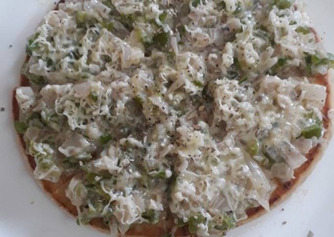 Cheese Chilli Pizza Recipe by Diya Purswani - Cookpad