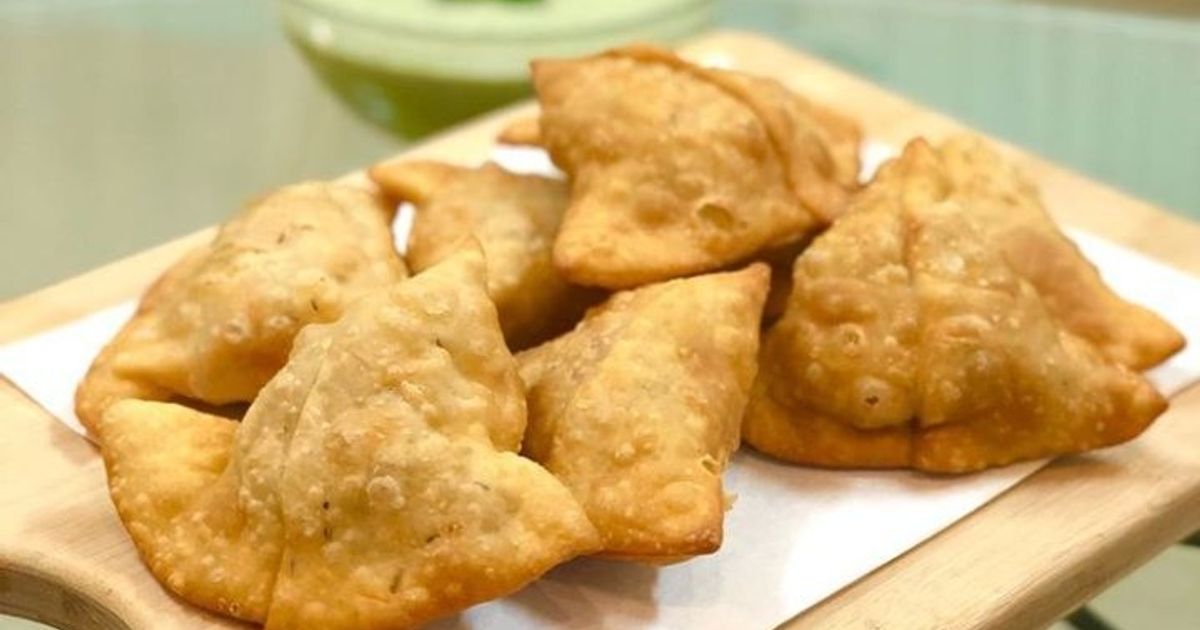 Aaloo Ke Samosay Recipe by Sehar Sehar - Cookpad