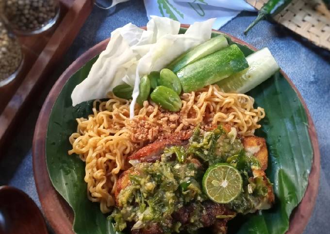 Resep Mie Goreng Ayam Penyet Sambal Ijo oleh IzzaHan - Cookpad