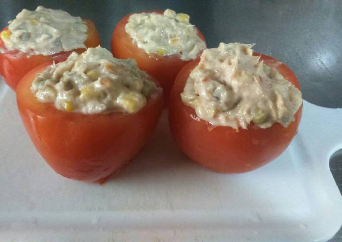 Tomates rellenos con ensalada de atún Receta de Camilo Bustamante- Cookpad