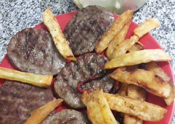 Paty con papas rústicas y ensalada Receta de Daniela Brening- Cookpad