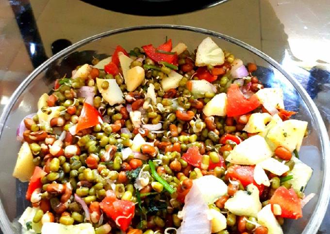 Sprouted Moong Moth Chaat Recipe by sangeeta Sethi - Cookpad
