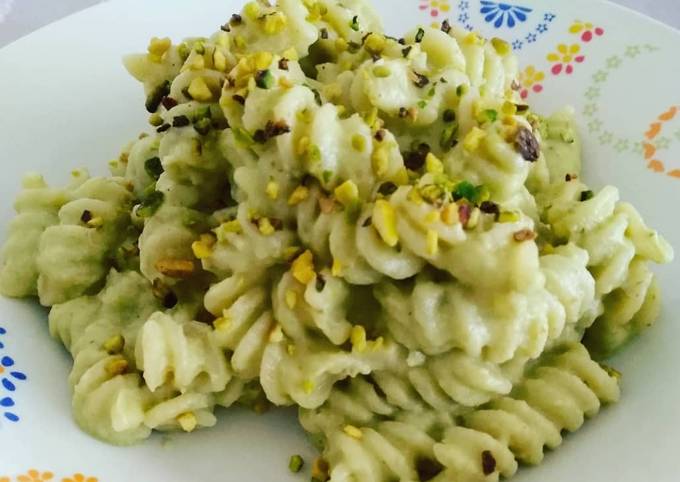 Ricetta Fusilli con crema di cavolfiore, pesto e granella di pistacchio ...