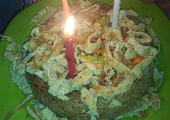 Resep Cake Birthday Indomie Goreng ala ala oleh Orizha Kamila - Cookpad