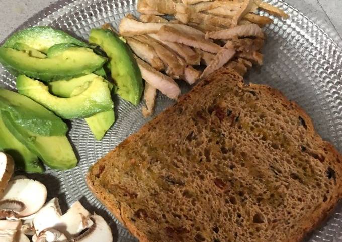 Tostada de pan integral con pollo, aguacate y champiñones Receta de ...