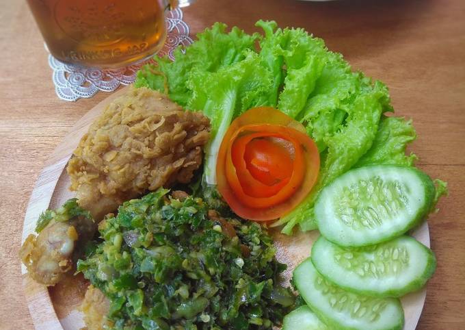 Resep Ayam Geprek Cabe Hijau oleh Syifa_hana - Cookpad