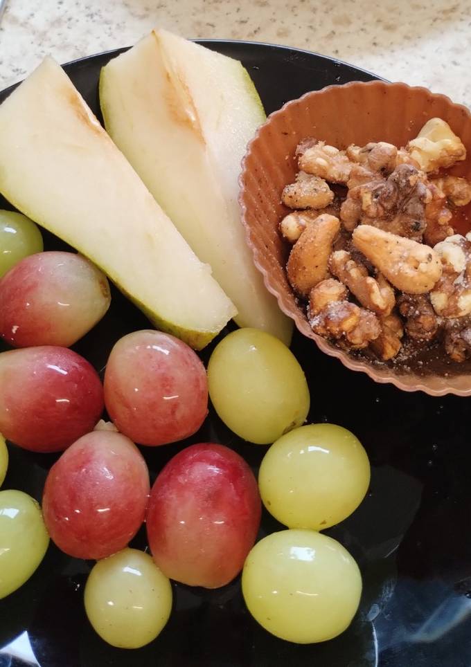 Sliced 🍐 and grapes with walnuts. Healthy Juicy snack Recipe by ...