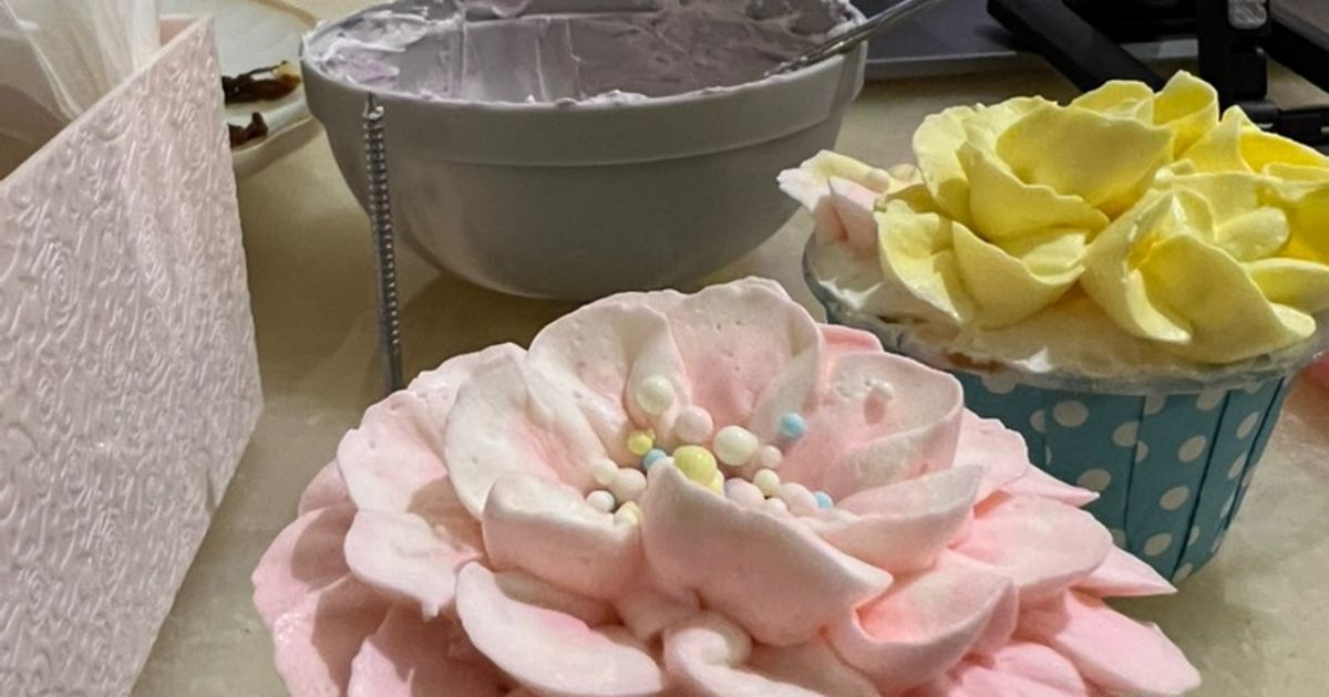 Resep Langkah2 Menghias Dengan Buttercream🧁🎂 (Spuit 104) oleh Umi Rieke ...