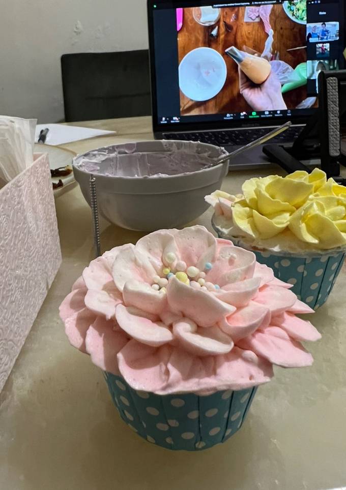 Resep Langkah2 Menghias dengan buttercream🧁🎂 (Spuit 104) oleh Umi Rieke ...