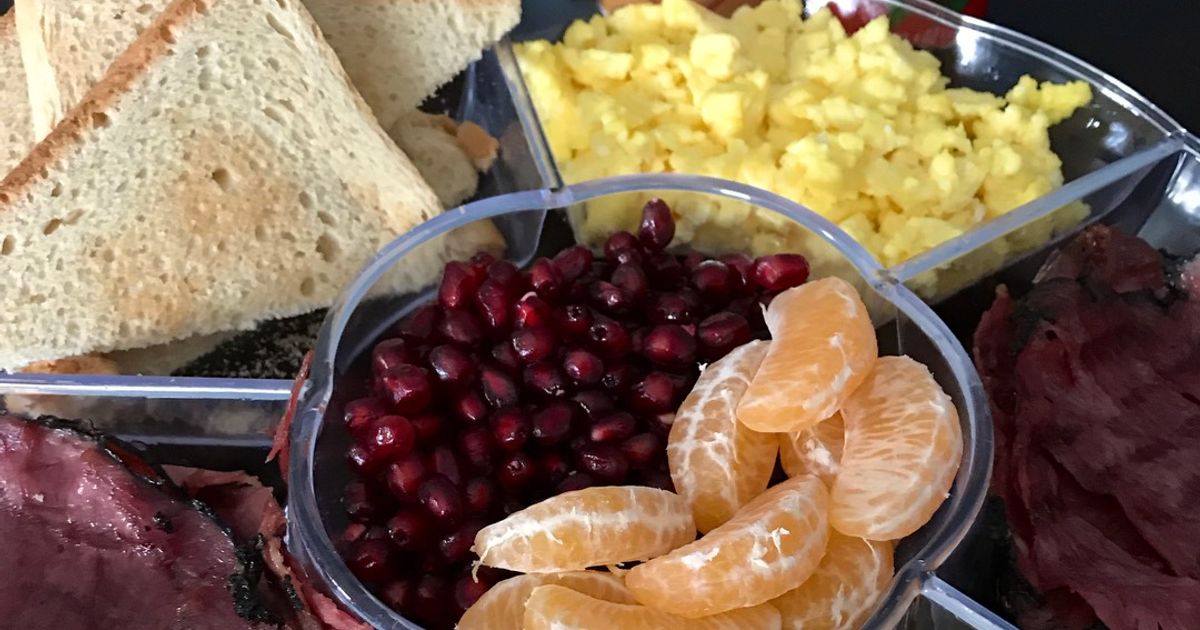 Resep Menu Sarapan Ala Hotel 👉🏻 Scramble Eggs, Beef Salami, Toast ...