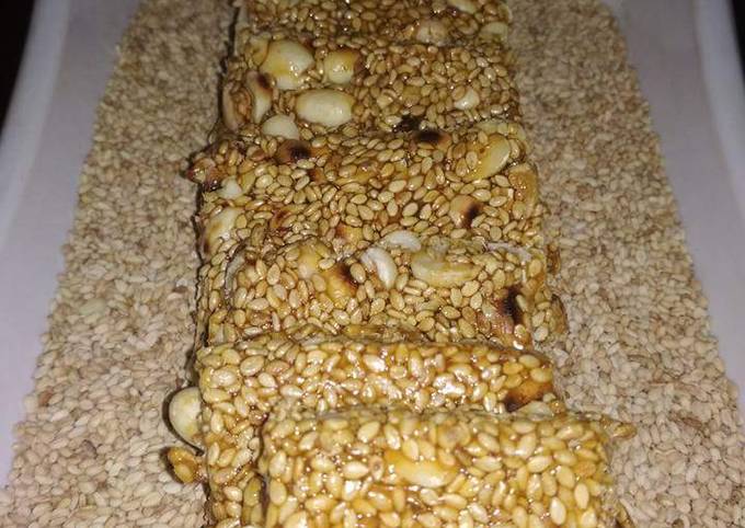 Till gud and peanut chikki Recipe by Kavita Sukhani - Cookpad