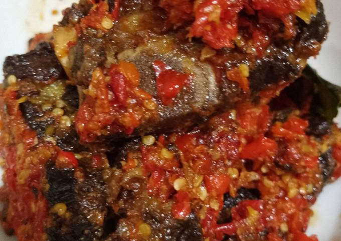 Resep Iga bakar penyet mercon oleh Bunda Lisa - Cookpad
