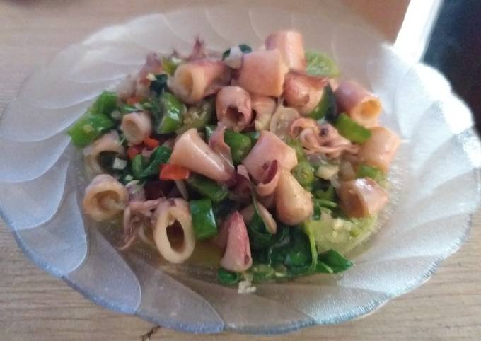 Resep Tumis Cumi Cabe Hijau Toping Daun Kemangi ala Nyai Toyib oleh ...