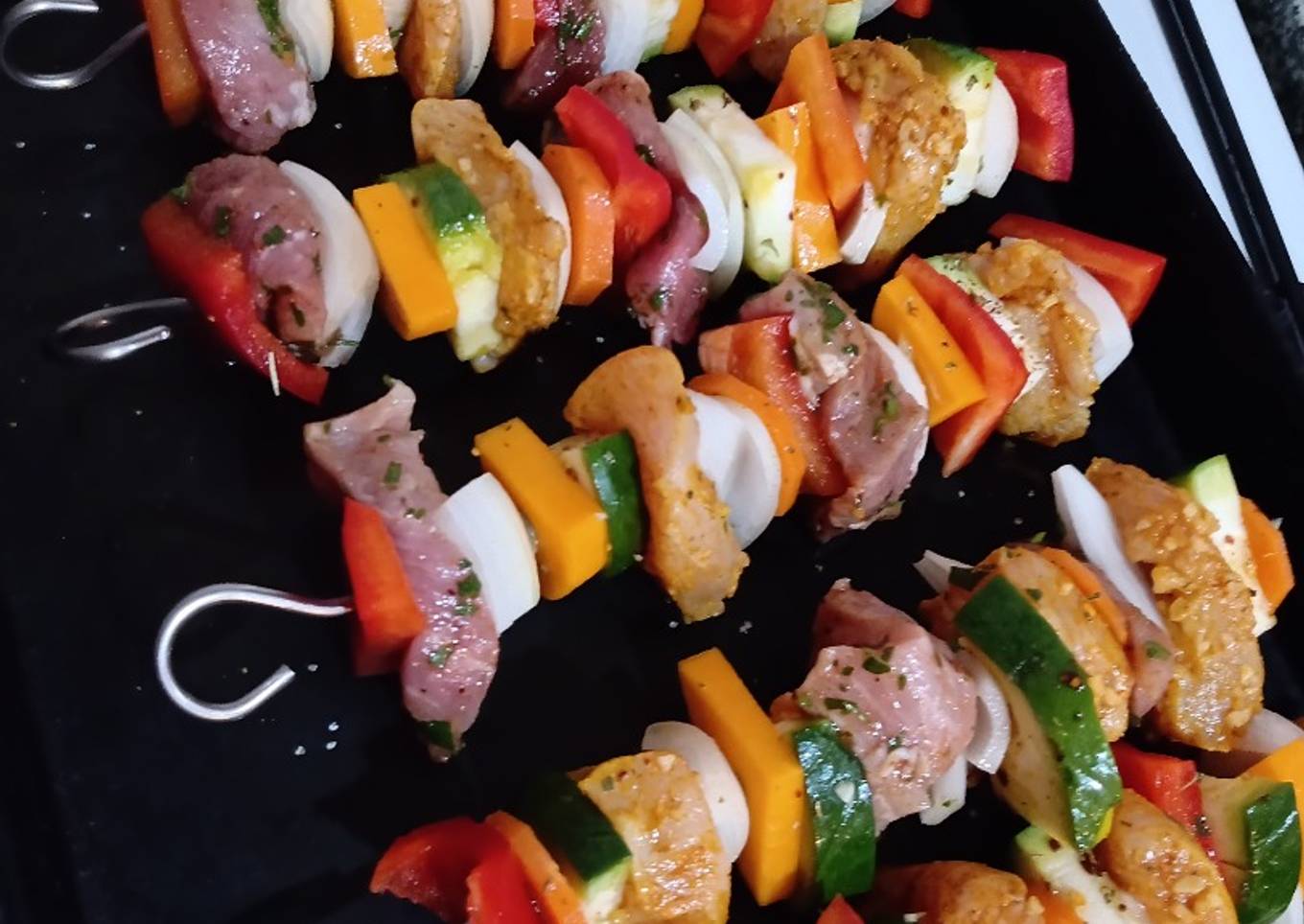 Brochettes mixtos con vegetales