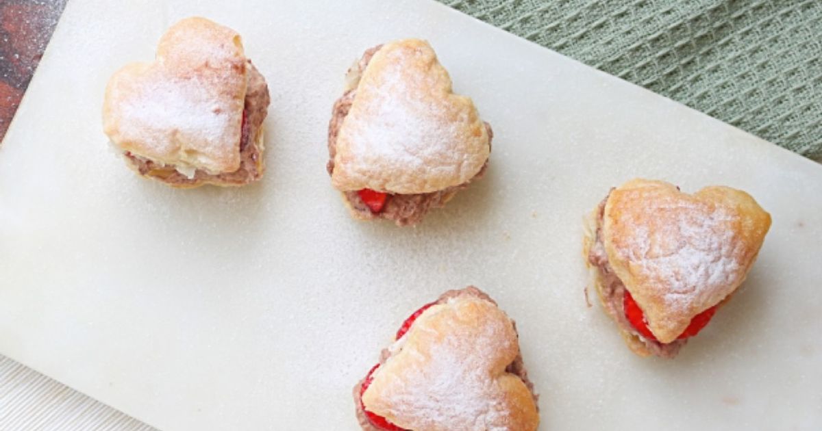 Nutella Cream & Fresh Strawberry Puff Pastry Hearts Recipe by Cupful of ...