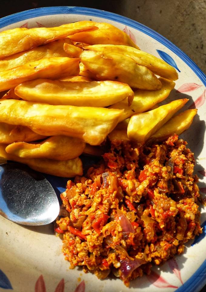 Soyayyen dankali da egg sauce girki daga ummiyatou - Cookpad