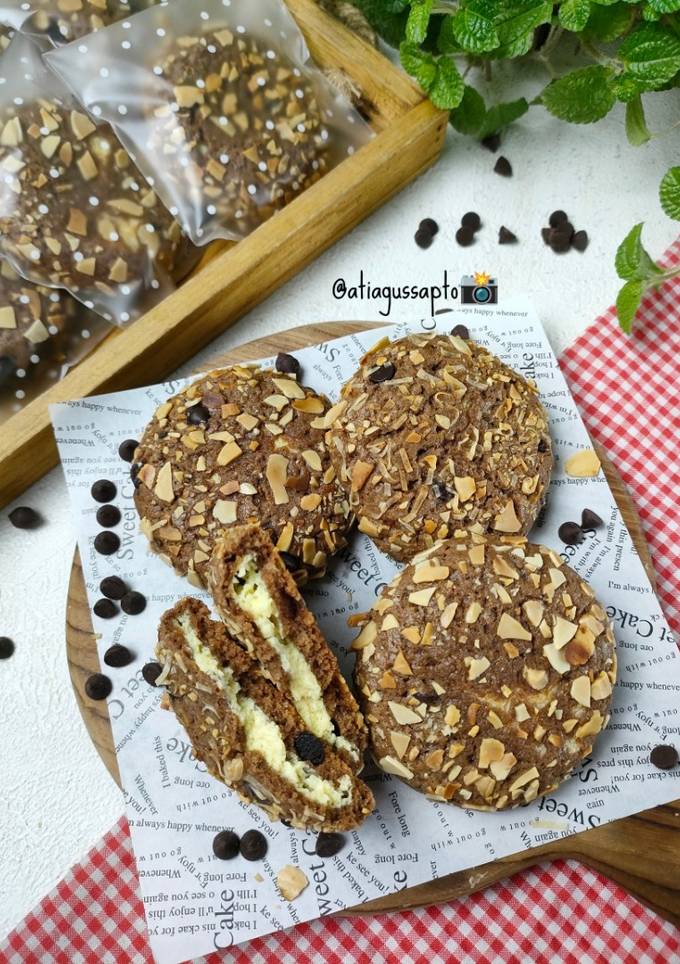 Resep Choco Soft Cookies with Cheese Filling (1012) oleh Ati Agus Sapto ...