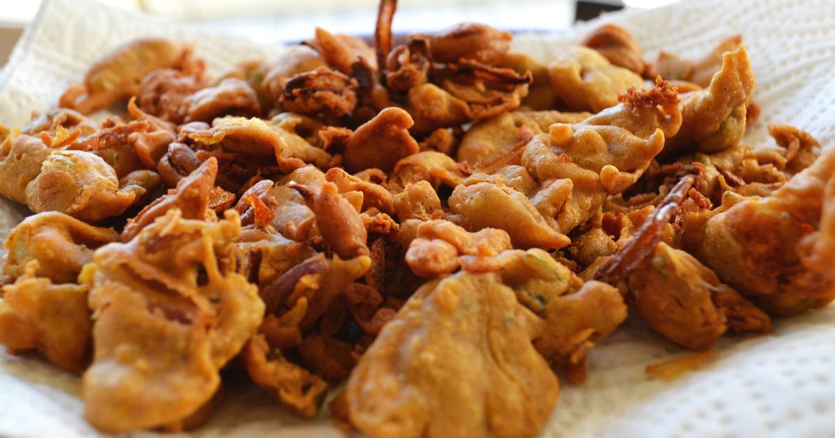 Onion Chilli fritters Recipe by Brijdeep Kaur - Cookpad