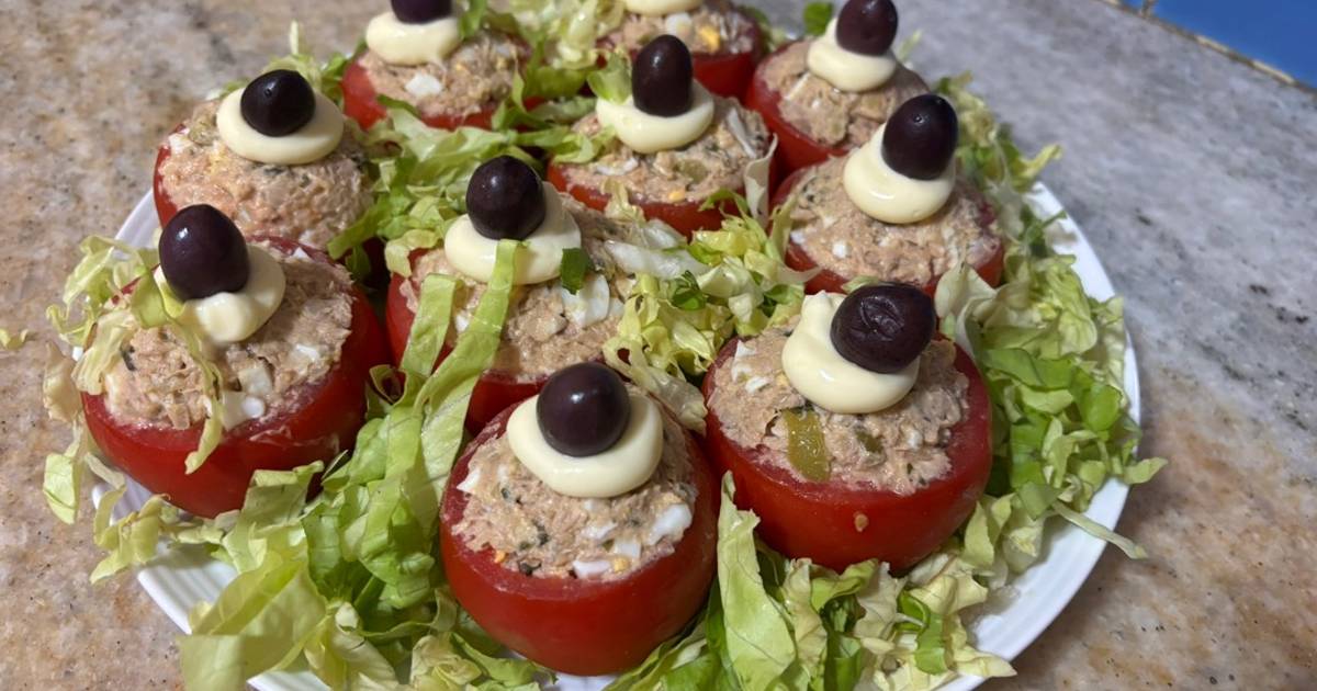 Tomates rellenos con atún y lechuga manteca en decoración Receta de ...