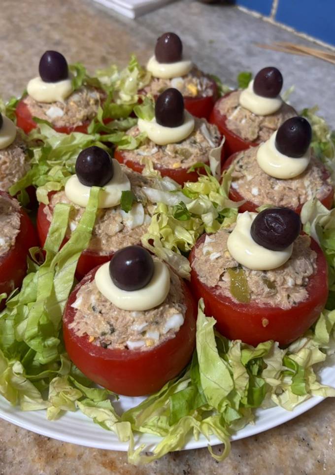 Tomates rellenos con atún y lechuga manteca en decoración Receta de ...