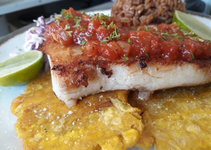 Filete de róbalo con patacones y ahogado al estilo caribeño Receta de ...